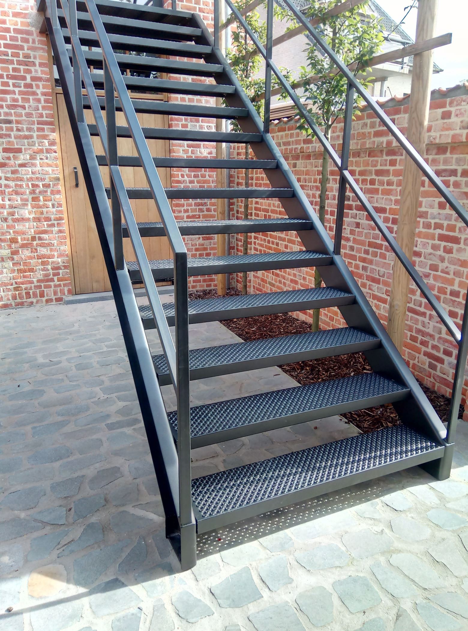 Realisaties | HP Atelier: Stalen buitentrap en trapleuning